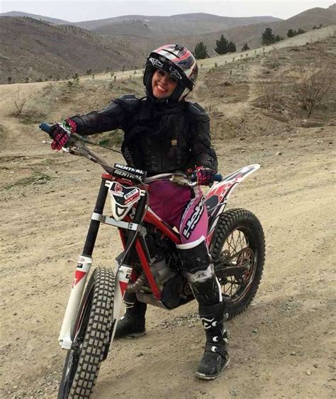 ویراژ دادن زن موتور سوار بر بام تهران عکس