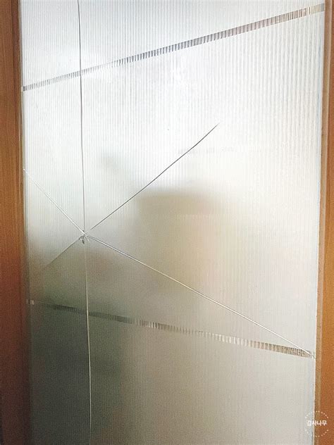깨진 안방 샷시 유리 모루 시트지 부착해 보호 네이버 블로그