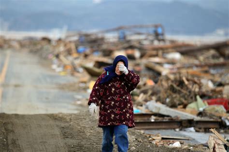 雪が舞う中行方不明者の捜索に向かう自衛隊員2011年3月16日午前宮城県南三陸町西畑志朗撮影21 32東日本大震災 あの日の写真