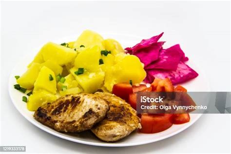 흰 접시에 감자 토마토 절인 양배추 이름 Pelyustka와 고기의 미니 스테이크 고기 삶은 감자 토마토 붉은 절인 양배추와 함께 건강한 아침 식사 점심으로 맛있는 식사 0