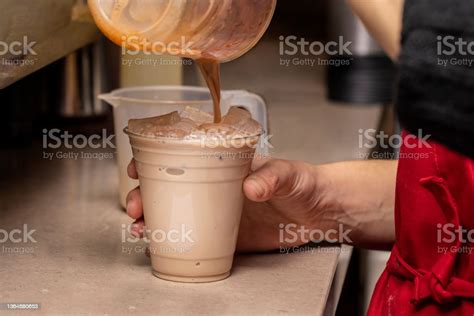 커피 하우스 카운터 뒤에서 아이스 커피를 만드는 바리스타 고급 요리에 대한 스톡 사진 및 기타 이미지 고급 요리 따르기 레스토랑 Istock