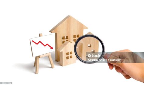 돋보기는 목조 주택과 빨간색 화살표에서 찾고 있습니다 부동산 위기와 경기 침체 새로운 주택 건설의 속도에 대 한 수요와 가격