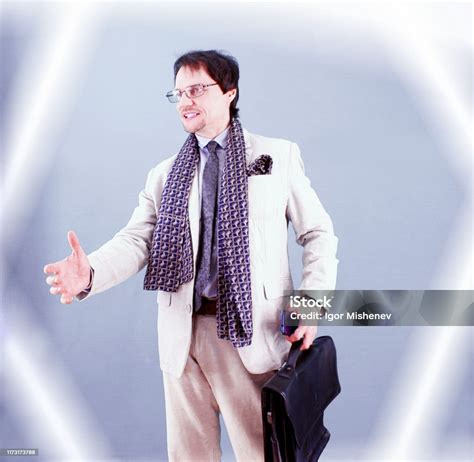 성공으로 가는 길에 비즈니스 라이프 양복과 안경을 쓰고 서류 가방과 스마트폰을 들고 미소를 지으며 인사를 건네는 의도적인 활기찬 남자 결심에 대한 스톡 사진 및 기타 이미지