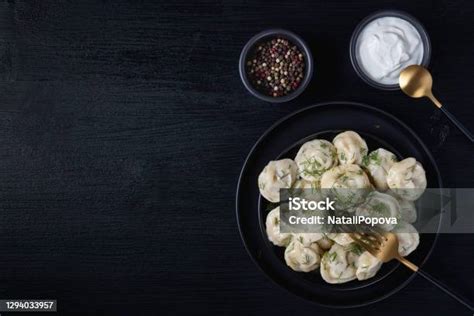 전통적인 러시아 펠메니 라비올리 검은 색 배경에 고기만두 맨 위 보기입니다 공간을 복사합니다 배너 0명에 대한 스톡 사진 및 기타 이미지 Istock