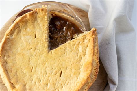 쇼트크러스트 페이스트리 뚜껑을 곁들인 홈메이드 소고기 스테이크 파이 Ale에 대한 스톡 사진 및 기타 이미지 Ale 갈색