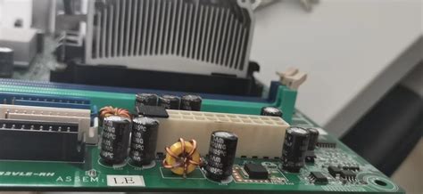 主板电容损坏导致台式机开机风扇转无显示信号输出