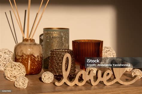 심장 로맨스와 나무 단어 사랑 하드 그림자 발렌타인 데이 어머니의 날 여성의 날 축제 배너 휴일 카드 개념을위한 인사말 카드의 최소 개념 웨딩 장식 0명에 대한 스톡 사진