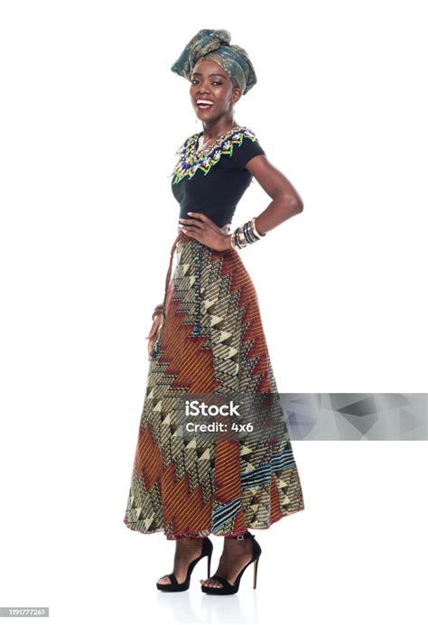 2029세의 아프리카 민족 아프리카계 민족 여성 착용 머리 스카프 드레스 전통 의류 미소 행복 쾌활한 의의 전체 길이 20 29세에 대한 스톡 사진 및 기타 이미지 Istock