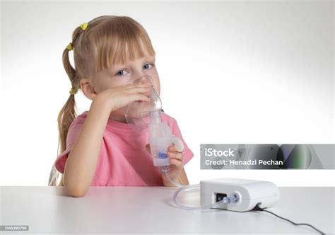 집에서 천식과 폐렴에 대한 흡입기에 숨을 쉬는 아름다운 백인 소녀 어린이의 상부 호흡기 질환 치료 텍스트 공간 복사 4 5세에 대한 스톡 사진 및 기타 이미지 Istock