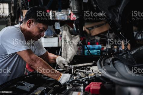차고에서 자동차에 대한 자동차 기계 점검 및 유지 보수 자동차 수리 및 유지 보수 개념 검사 보기에 대한 스톡 사진 및 기타 이미지 검사 보기 고객 공학 Istock