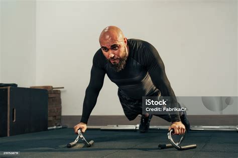 운동 중 실내 체육관 환경에서 손잡이를 사용하여 팔굽혀펴기를 수행하는 남자 25 29세에 대한 스톡 사진 및 기타 이미지 25 29세 건강한 생활방식 결심 Istock