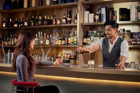 바텐더 가 여자 고객 을 위해 술 을 따르다 사진 무료 다운로드 Lovepik