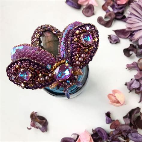 Брошь мотылёк Бургунди с вышитыми крыльями и лабрадором в интернет магазине на Ярмарке Мастеров