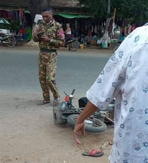 Khit Thit Media မုံရွာမြို့တွင် စစ်ကားများဖြင့် ပြည်သူတချို့ တိုက်သတ်ခံရမှု မကြာခဏ ဖြစ်ပွား