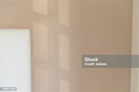 파스텔 톤의 미니멀한 벽 디테일과 창문에서 들어오는 빛 빛과 그림자의 놀이 벽지 쓰기를 위한 배경 복사 공간 0명에 대한 스톡 사진 및 기타 이미지 Istock