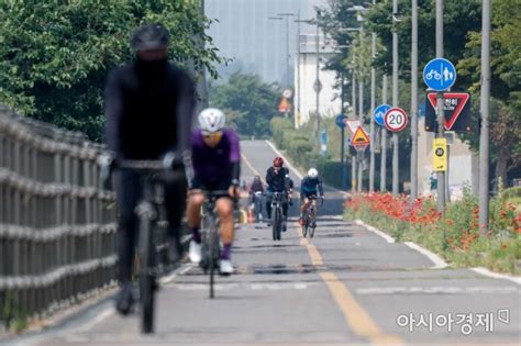 포토 아지랑이 피어오르는 자전거도로 아시아경제