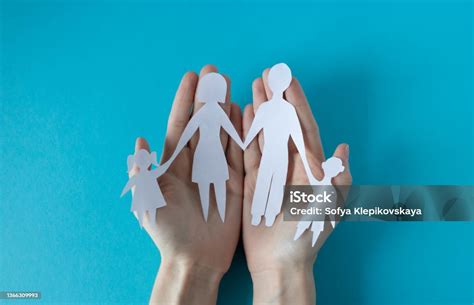 파란색 배경에 종이 가족을 들고 손 가족의 날 형제 자매의 날 인권의 날 세계 평화의 날의 개념 상징에 대한 스톡 사진 및 기타 이미지 Istock