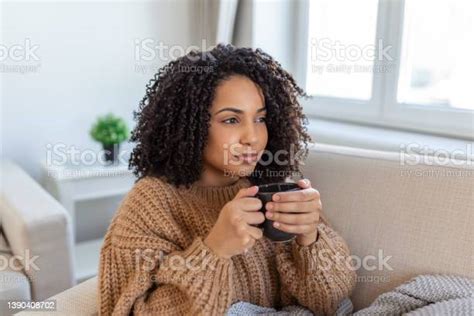 집에서 뜨거운 음료 한 잔 빈 공간을 가진 젊은 여성의 클로즈업 보기 사람 음료 및 레저 개념 집에서 차 또는 커피 한 잔을