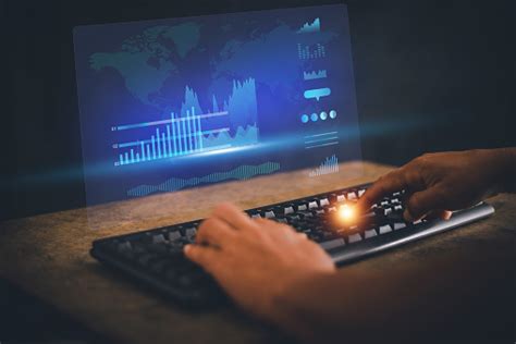 키보드 컴퓨터를 사용하여 투자 데이터 디지털 마케팅 Kpi 판매 보고서 컴퓨터 가상 화면의 비즈니스 분석 및 데이터 관리 시스템 재무 전략을 입력하고 분석하는 사람 45