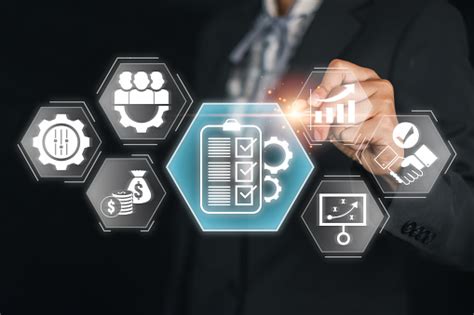 작업 팀워크 및 재정적 성장을 포함한 프로젝트 관리 개념을 보여주는 가상 인터페이스와 상호 작용하는 비즈니스 전문가 개발에 대한