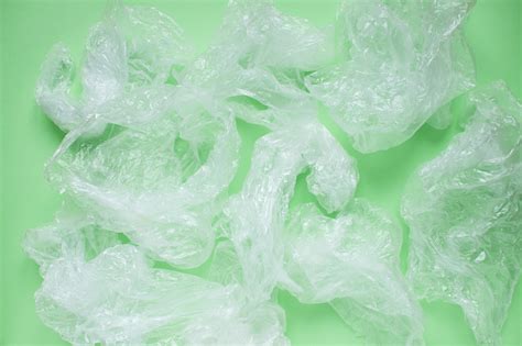 플라스틱 일회용 컵과 비닐 봉지에서 녹색 배경에 레이아웃 환경을 돌보는 쓰레기의 재활용 및 분류 일회용 식기 환경 오염 0에