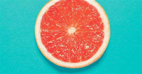 파스텔 블루 배경에 자몽 슬라이스 최소한의 여름 개념 플랫 레이 사진 Unsplash의 예술 이미지