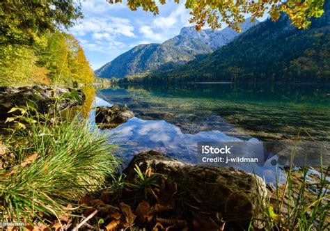 맑고 투명한 물과 반사가있는 평화로운 가을 알프스 산악 호수 랑바센 호수 어퍼 오스트리아 0명에 대한 스톡 사진 및 기타 이미지 Istock