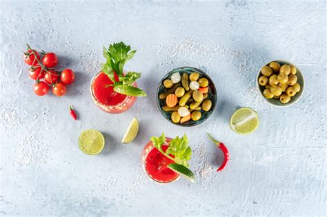 피 묻은 메리 칵테일 상단에서 촬영 셀러리와 라임과 올리브 피클이 섞인 토마토 주스 고명에 대한 스톡 사진 및 기타 이미지 고명 칵테일 하이 앵글 Istock