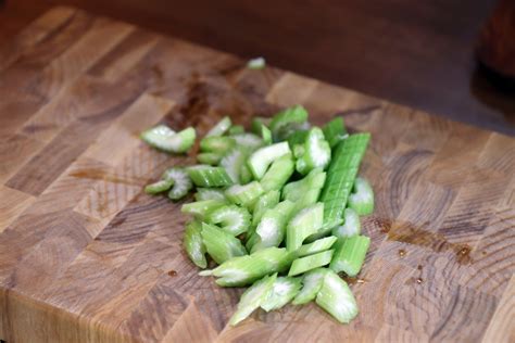 샐러리 돼지고기 넣고 볶아 보세요 밥도둑으로 변신합니다