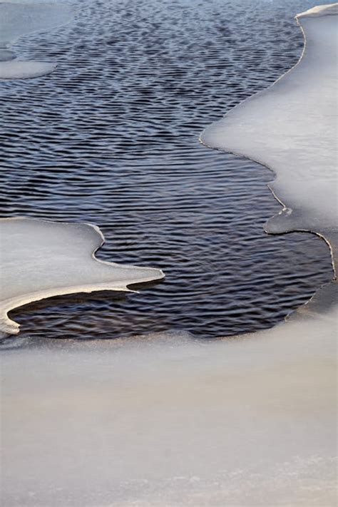 얼어붙은 물 표면의 추상적인 얼음 패턴 · 무료 스톡 사진