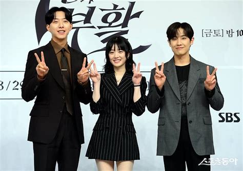 이정신 이유비 이준 ‘꽁냥꽁냥 케미 포토