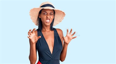 Joven Afroamericana Con Traje De Baño Y Sombrero De Verano Sonriente