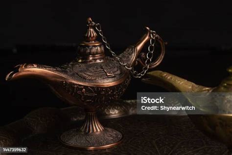 검은 배경에 고립 된 알라딘의 마법 램프 1위에 대한 스톡 사진 및 기타 이미지 1위 3위 개념 Istock