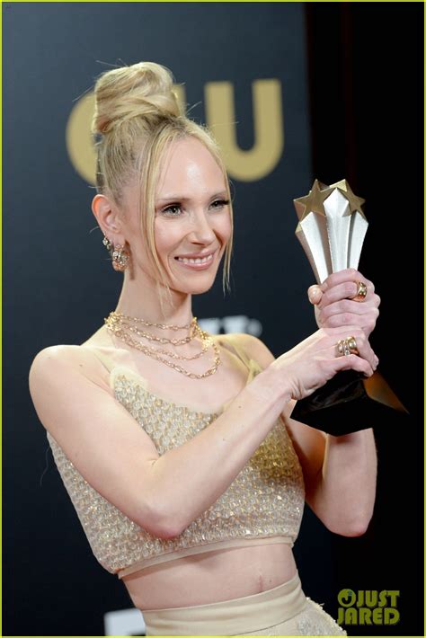 Hannah Waddingham And Juno Temple Share A Kiss At Critics Choice Awards 2022 Photo 4722337