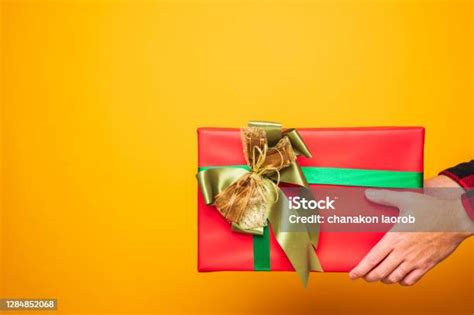 메리 크리스마스와 새해 복 많은 새해 2021 남성 손 선물 상자를 들고 상자를 주는 남자는 고립 된 노란색 배경에 자신의 생일축하 12월에 대한 스톡 사진 및 기타 이미지