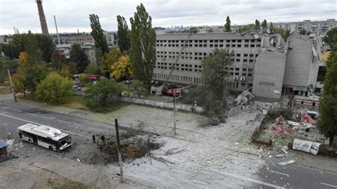 Из за ракетных ударов по Днепру ранены 20 человек четверо из них в тяжелом состоянии власти