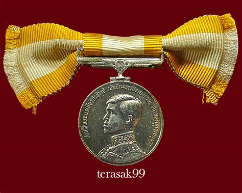 เหรียญแพรแถบ เจ้าฟ้าชาย เนื้อเงิน ที่ระลึกพระราชพิธีสถาปนาสมเด็จพระบรมโอรสาธิราช ปี 2515 สวยๆ 3