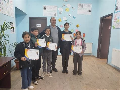 ბარალეთის N2 სკოლის დირექტორმა წარმატებულ მოსწავლეებს სხვადასხვა