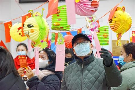江苏徐州猜灯谜庆元宵 人民图片网