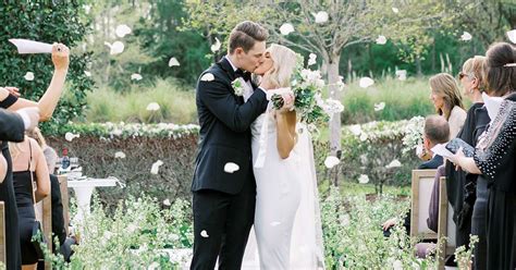 Les Amoureux De Disney Organisent Un Mariage Dans Un Jardin Surélevé Au