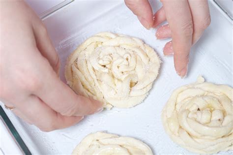 퍼프 페이스 트리 한 피그로 짠 스트립 베이킹의 준비입니다 꼬아 잇기에 대한 스톡 사진 및 기타 이미지 꼬아 잇기 날것