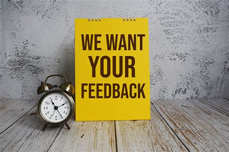 우리는 나무 배경에 당신의 피드백 문자 메시지와 알람 시계를 원합니다 0명에 대한 스톡 사진 및 기타 이미지 0명 고급 광고 Istock