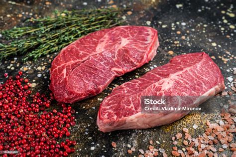 원시 숄더 탑 블레이드 컷 쇠고기 고기 스테이크 갈색 배경 맨 위 보기 건강한 식생활에 대한 스톡 사진 및 기타 이미지 건강한 식생활 검은색 고기 Istock