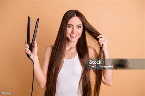 귀여운 매력적인 젊은 아가씨 밀레니얼 홀드 손 터치 컬 재미 파티 준비 웃음 도구 건강 관리 착용 밝은 색 의류 싱글 트 고립 된 베이지 색 배경의 초상화 작업 장비에 대한