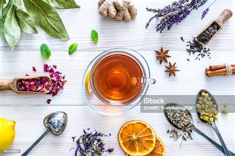 흰색 테이블에 위에서 촬영 한 다양한 색의 말린 차 잎과 꽃허브 티 컵 차 뜨거운 음료에 대한 스톡 사진 및 기타 이미지 차