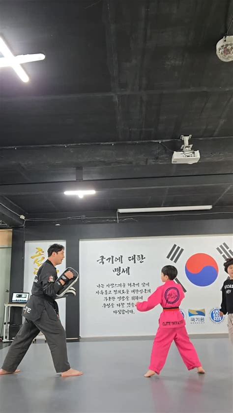 엘리트 태권도장 🇰🇷오늘 태권도 처음온 6세 귀염둥이 입관 격파테스트중💕😍 너무귀여워☺️ 🌠유치부 부터 성인부까지🌠 ️엘리트선수출신 ️ ️조선대학교 태권도학과전공 ️ ️