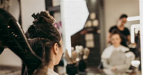 미용실에서 긴 머리를 가진 아름다운 갈색 머리 여자가 머리카락을 날리고 있다 미용실 스타일링 개념 사진 Unsplash의 머리 이미지