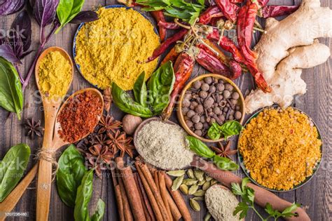 나무 배경에 다양한 지상 향신료의 힙 그루지야어 향신료 인도 향신료 아라비아 향신료 향신료 다양한 허브와 향신료 강황에 대한 스톡 사진 및 기타 이미지 Istock