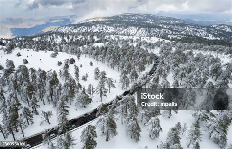 겨울에 눈 덮인 숲 산에 고속도로 도로의 무인 항공기 공중 0명에 대한 스톡 사진 및 기타 이미지 0명 12월 1월 Istock