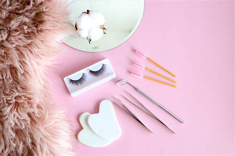 트렌디한 파스텔 핑크 배경에 속눈썹 연장을 위한 도구 인조 속눈썹 핀셋 및 브러쉬 미용실 메이크업 화장품 평면도 플랫 레이 0명에 대한 스톡 사진 및 기타 이미지 Istock